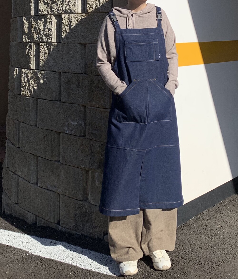 dark blue split apron