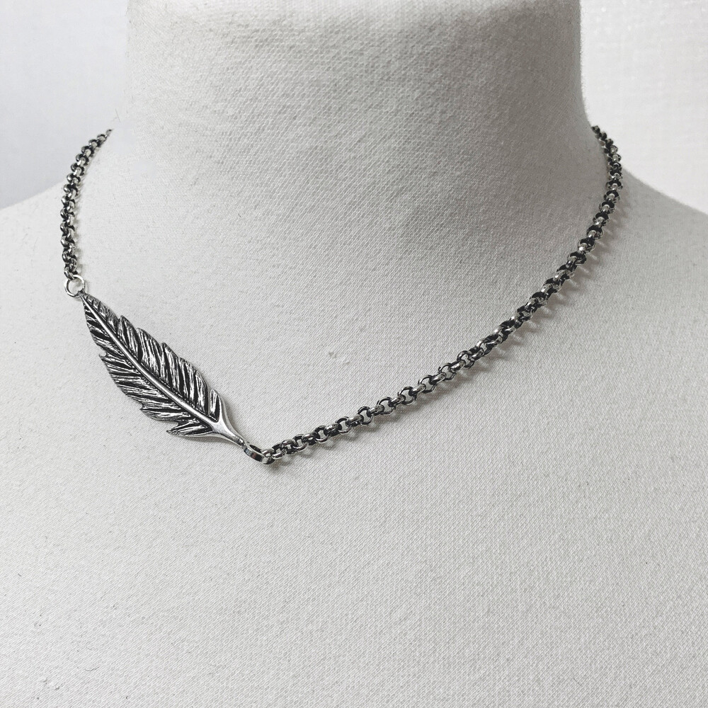 sharp leaf necklace