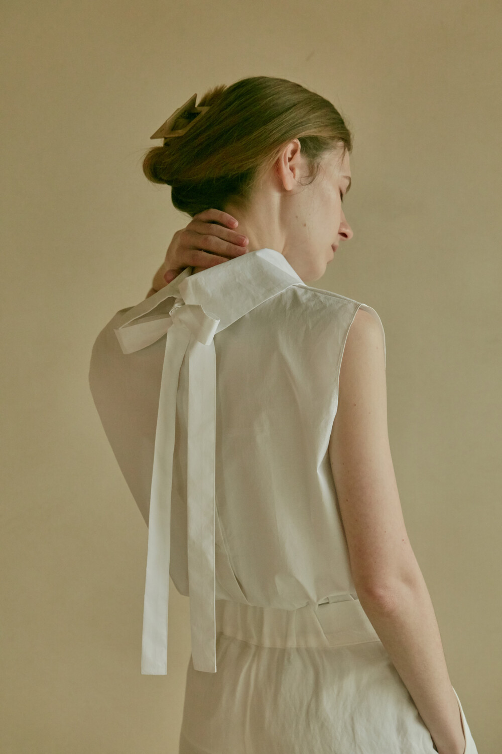 WHITE BACK RIBBON BLOUSE