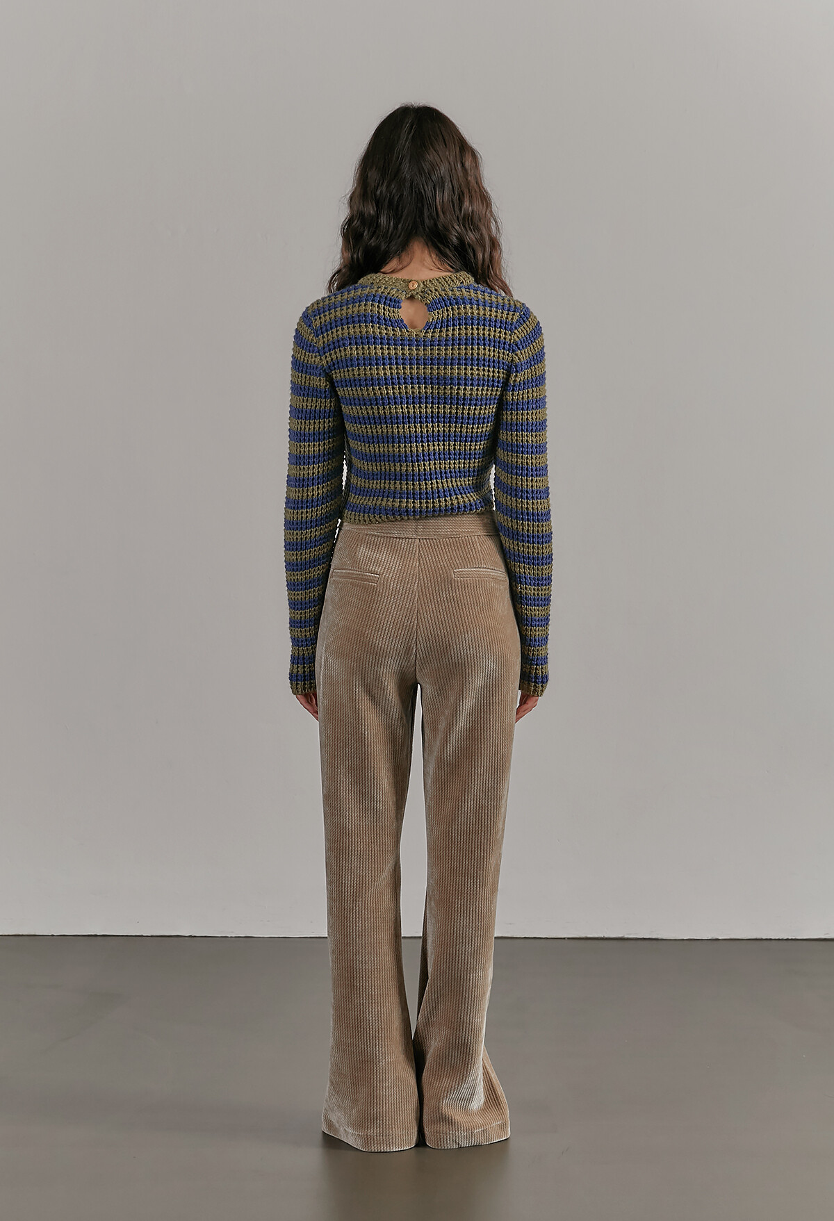 [R902] Crop Dangara Back Button Knit - Khaki