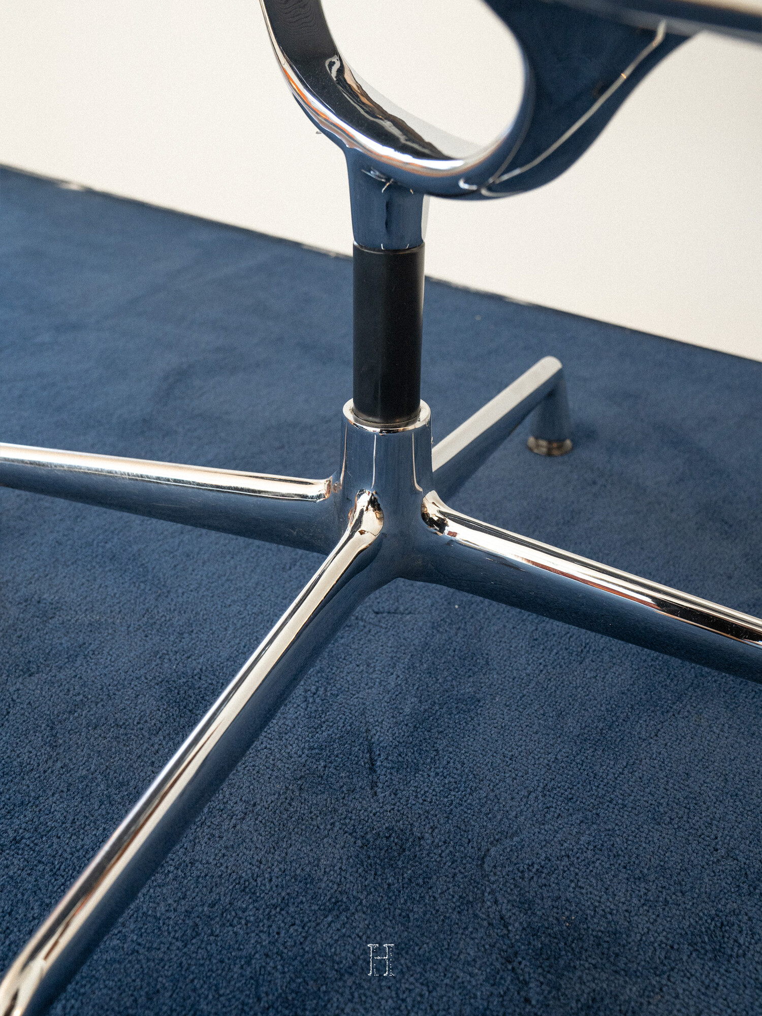 EA207 Office chair by Charles & Ray Eames