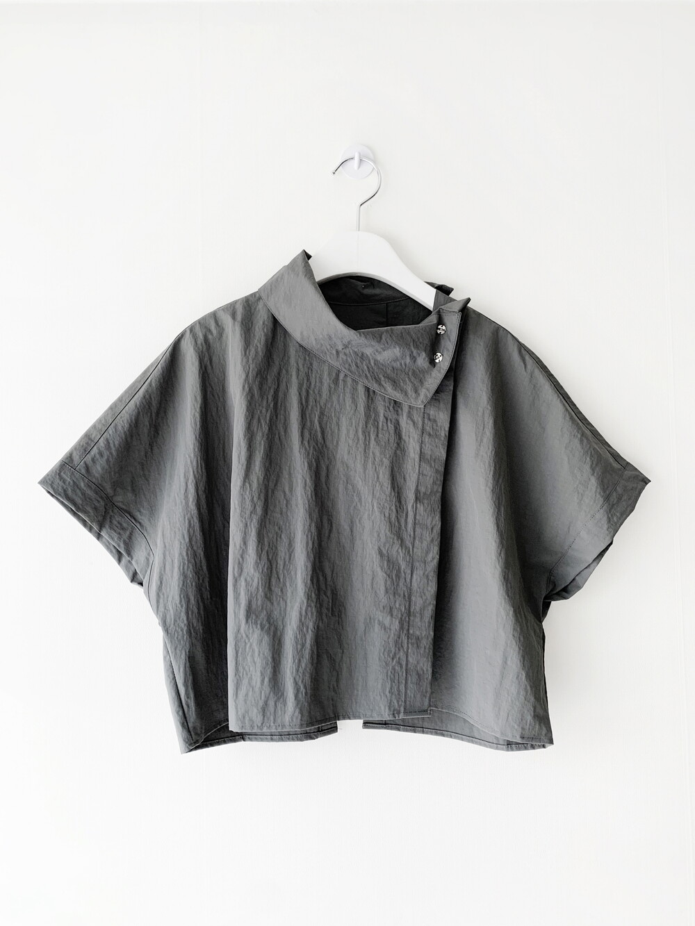 HIGH NECK BUTTON BLOUSE (2COLOR)