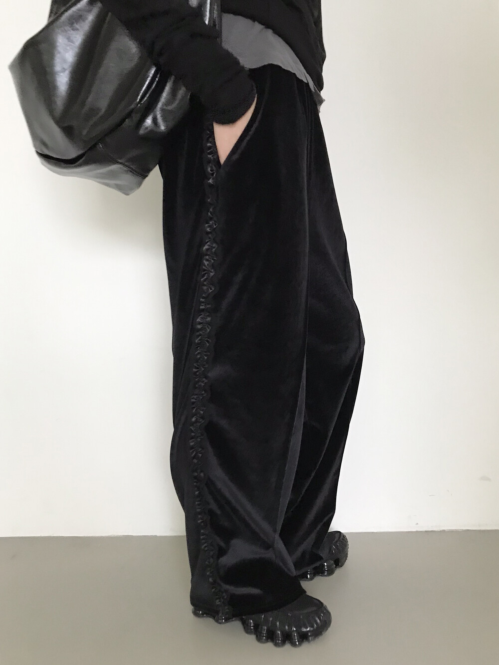 CLOVE VELVET TRACK PANTS (BLACK)