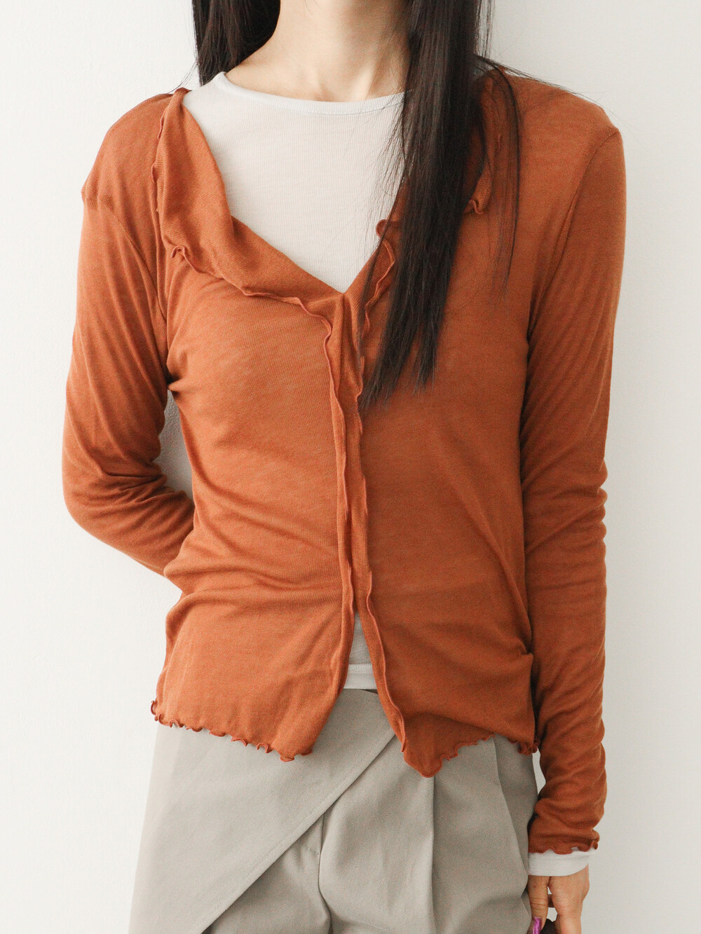 RUFFLE V-NECK TOP (2COLOR)