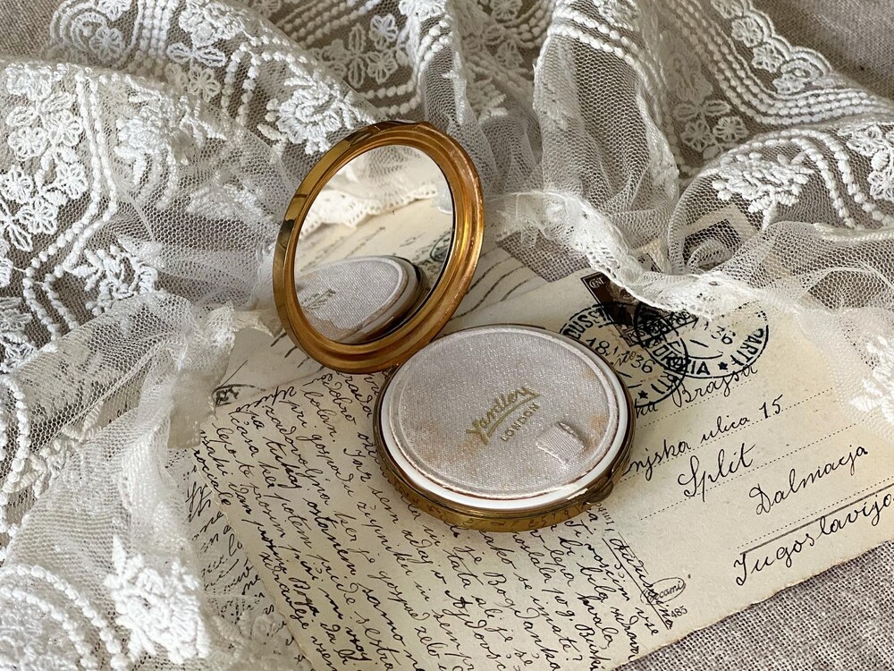 vintage england 1960' yardley powder compact