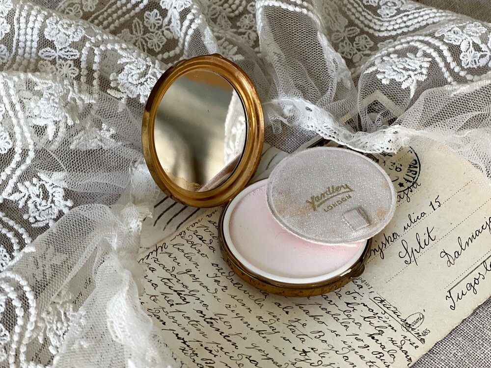 vintage england 1960' yardley powder compact
