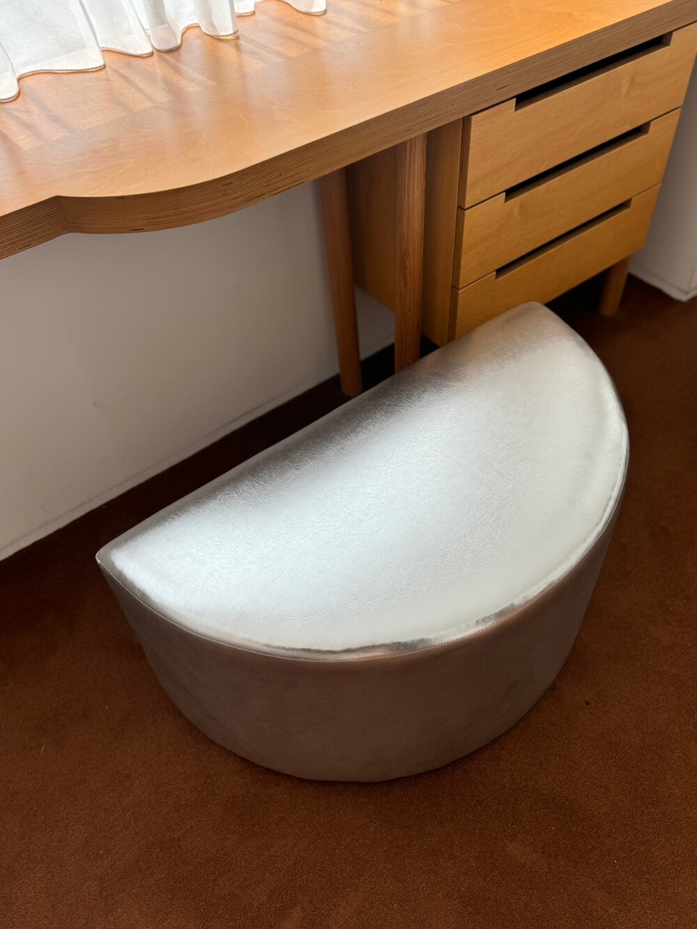 [888]HALF MOON STOOL - SILVER
