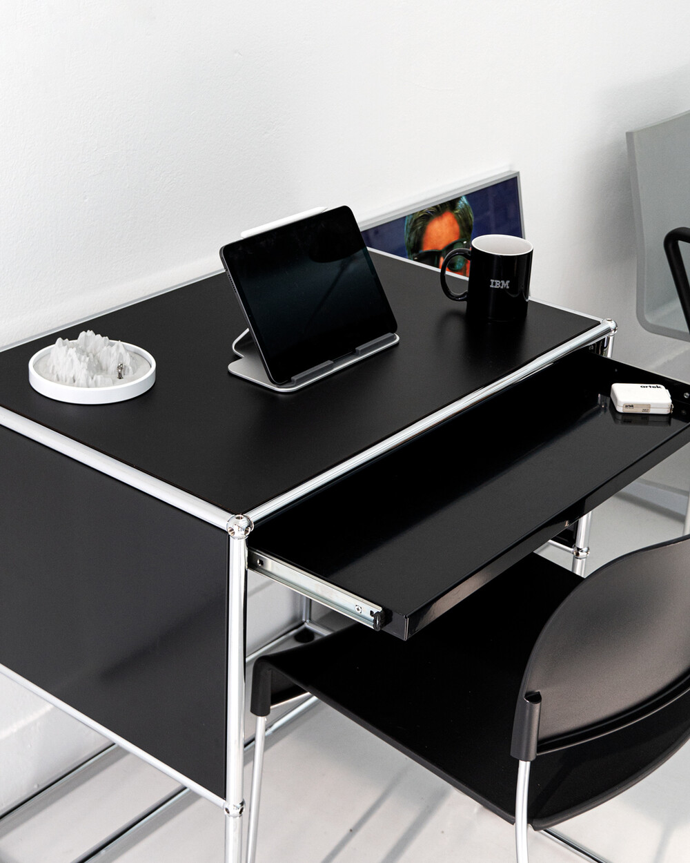 USM haller small desk black