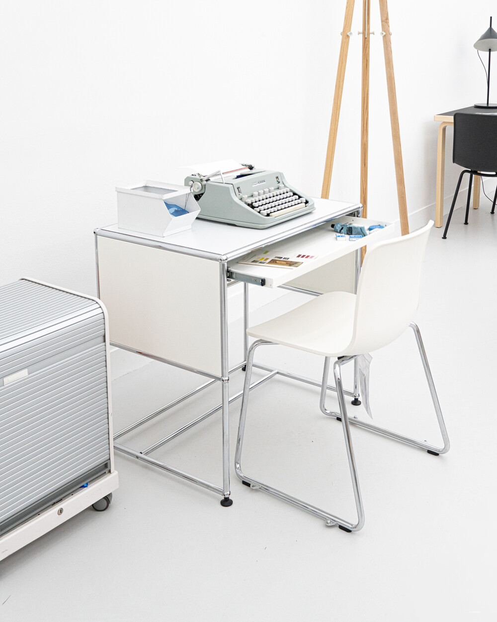 USM haller Small Desk White