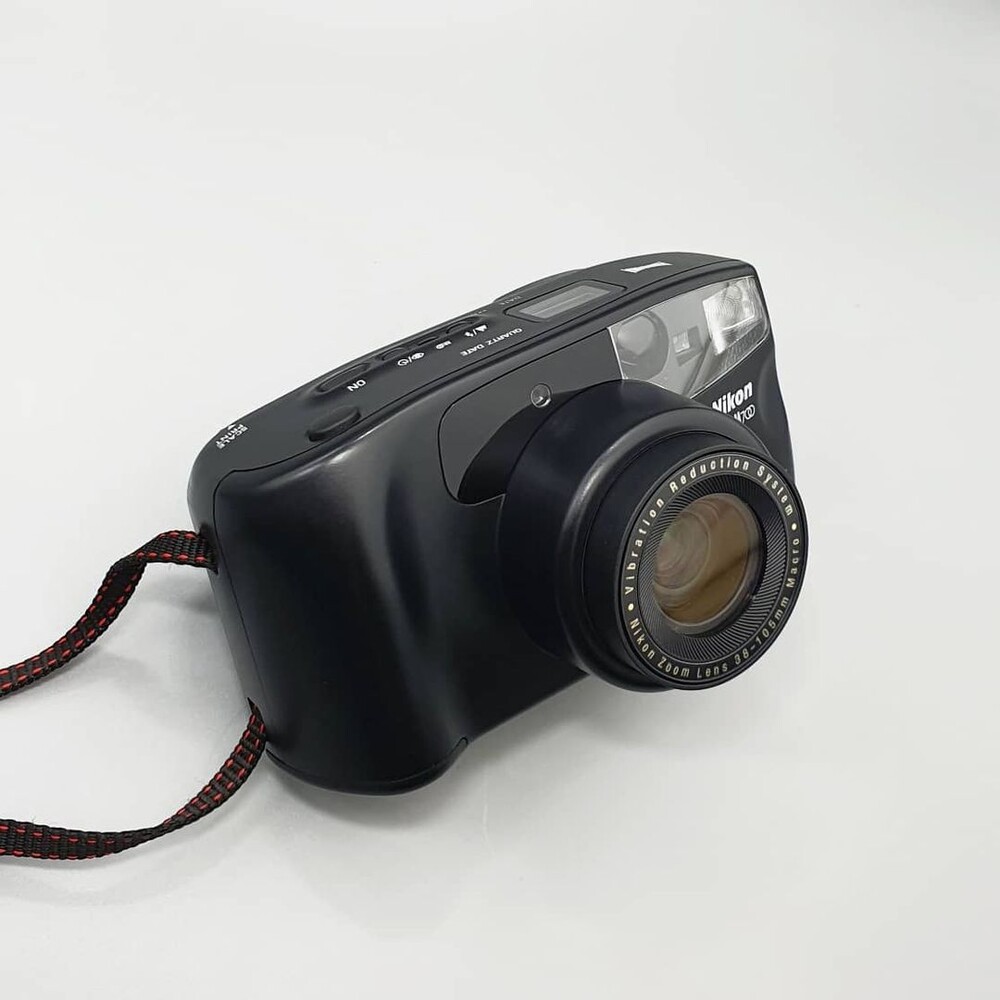 NIKON ZOOM 700 VR