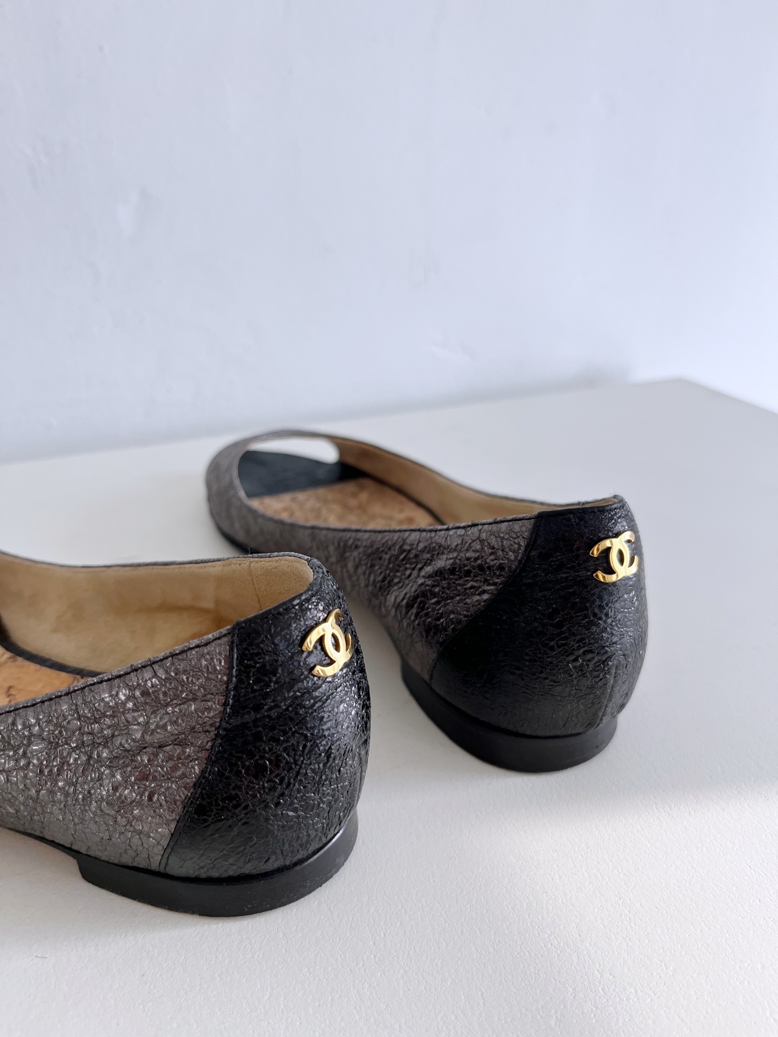 CHANEL Back Logo Open-toe Flats (37)