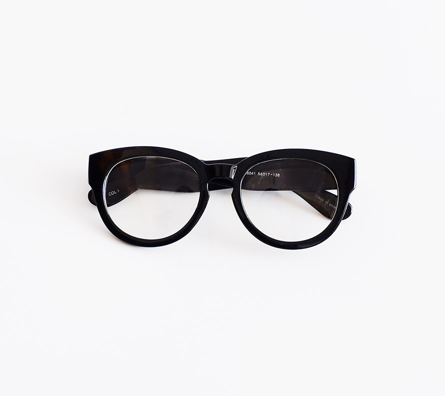 bold cat's Horn-rimmed glasses