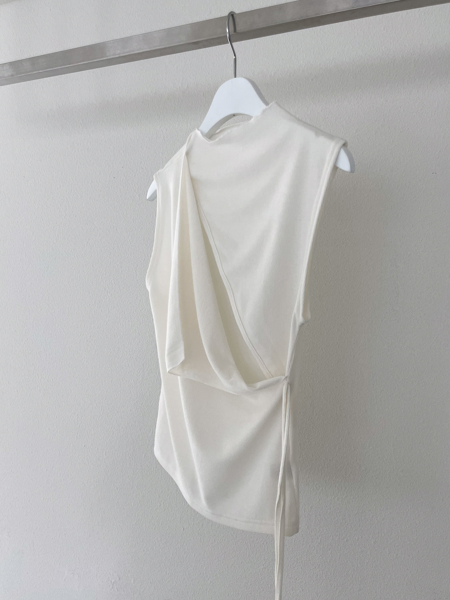 WISH CUT OUT SLEEVELESS (3COLOR)