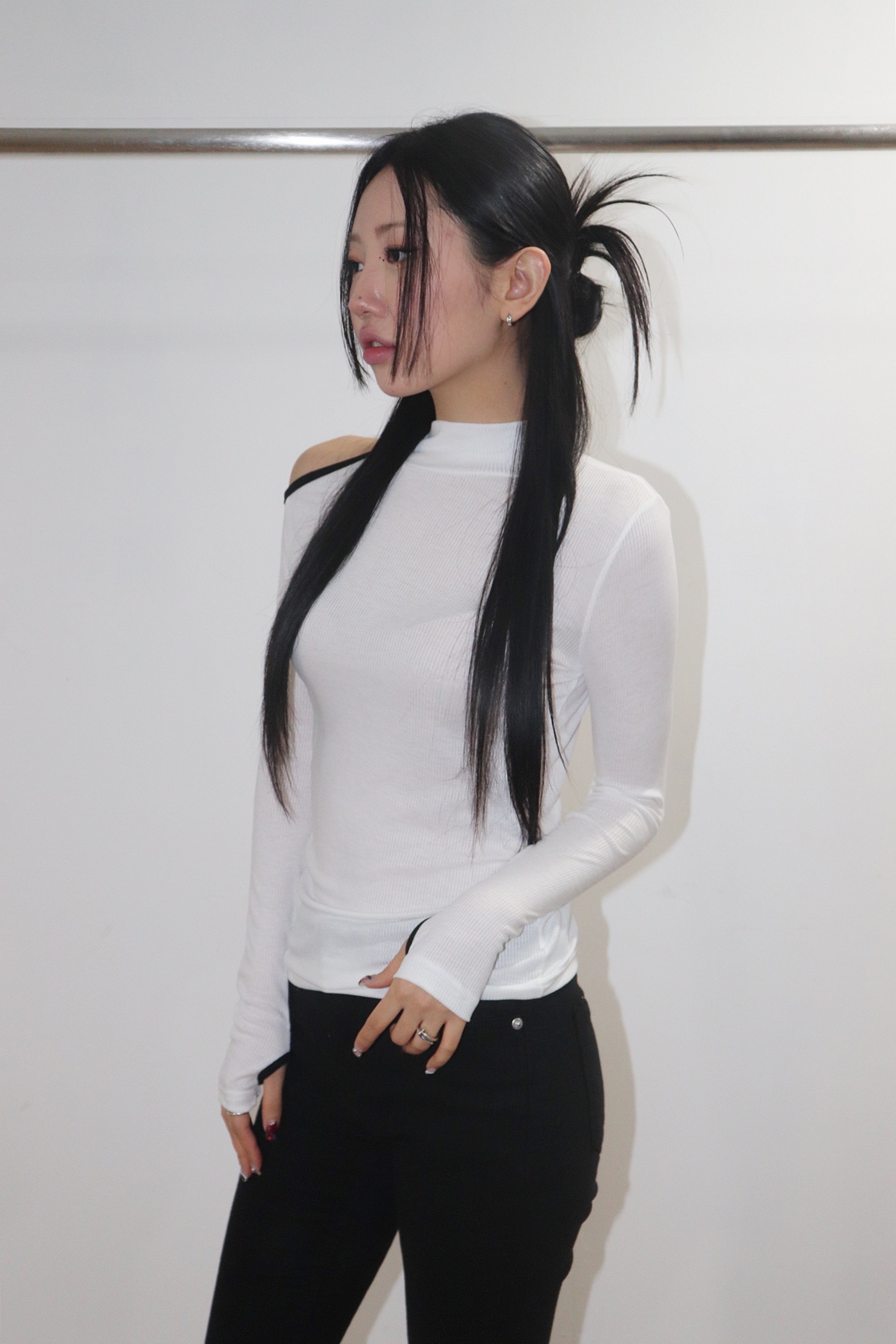 라인 하프넥 시스루티 / line half neck T