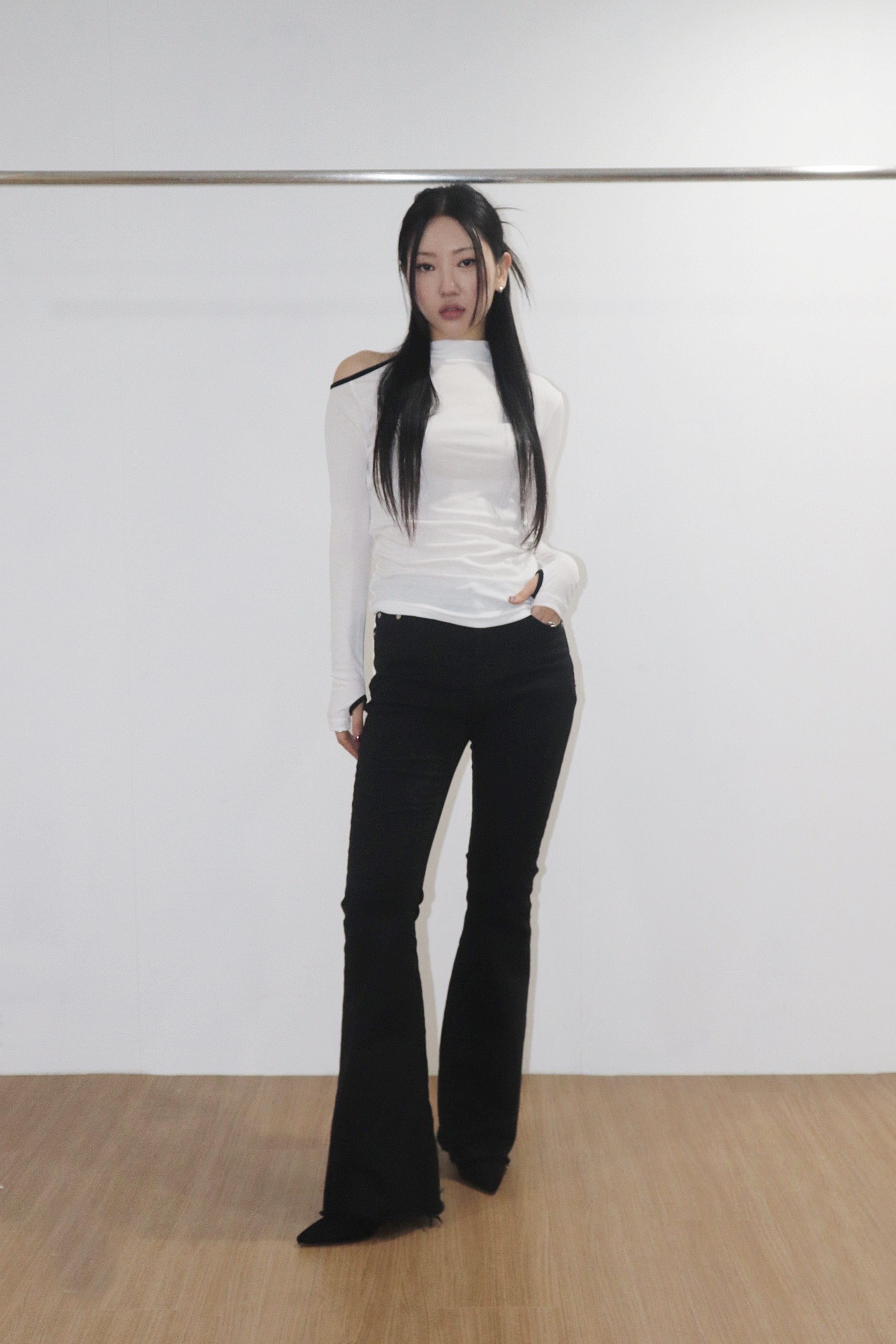 라인 하프넥 시스루티 / line half neck T